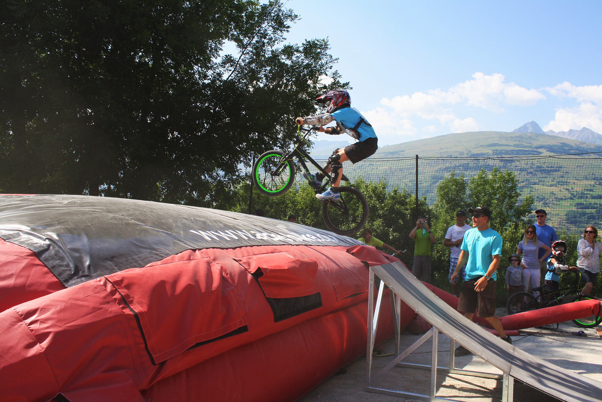 Family Air Jump - Acro Bike